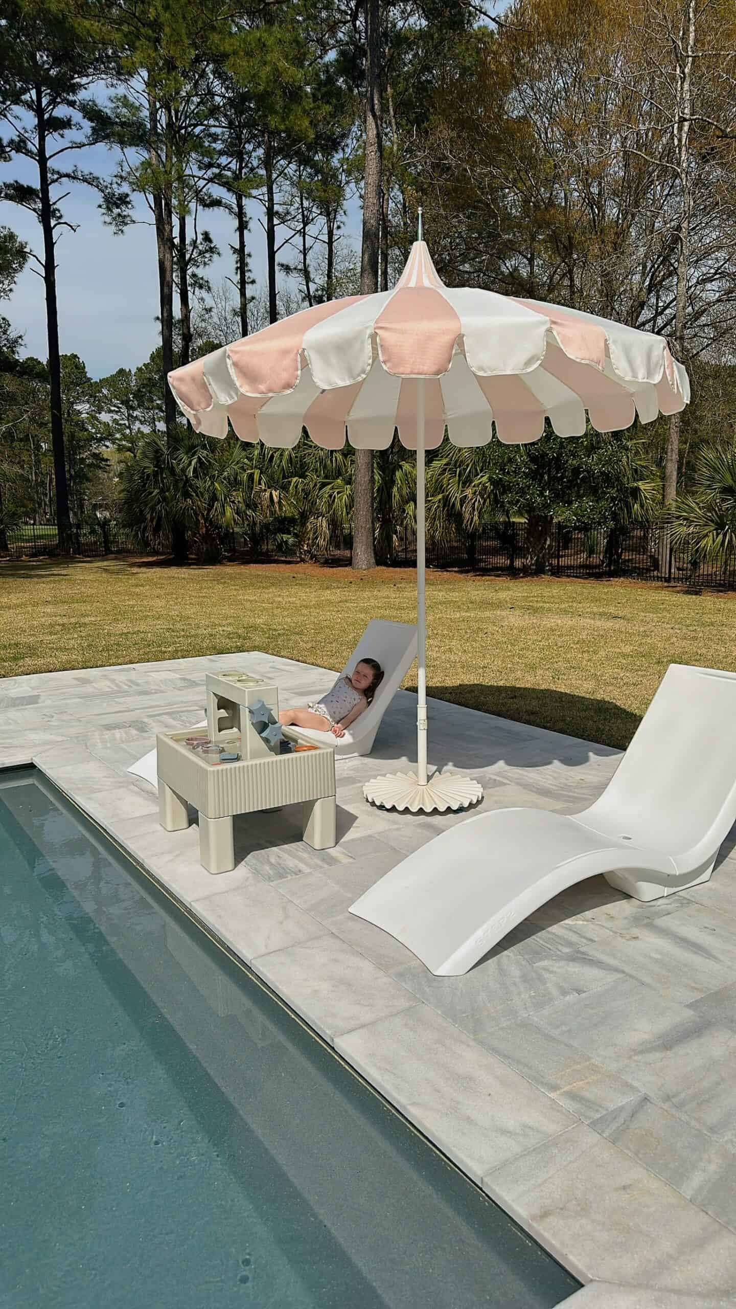 Best Chairs For Pool Sun Shelf For In-Pool Tanning - arinsolangeathome